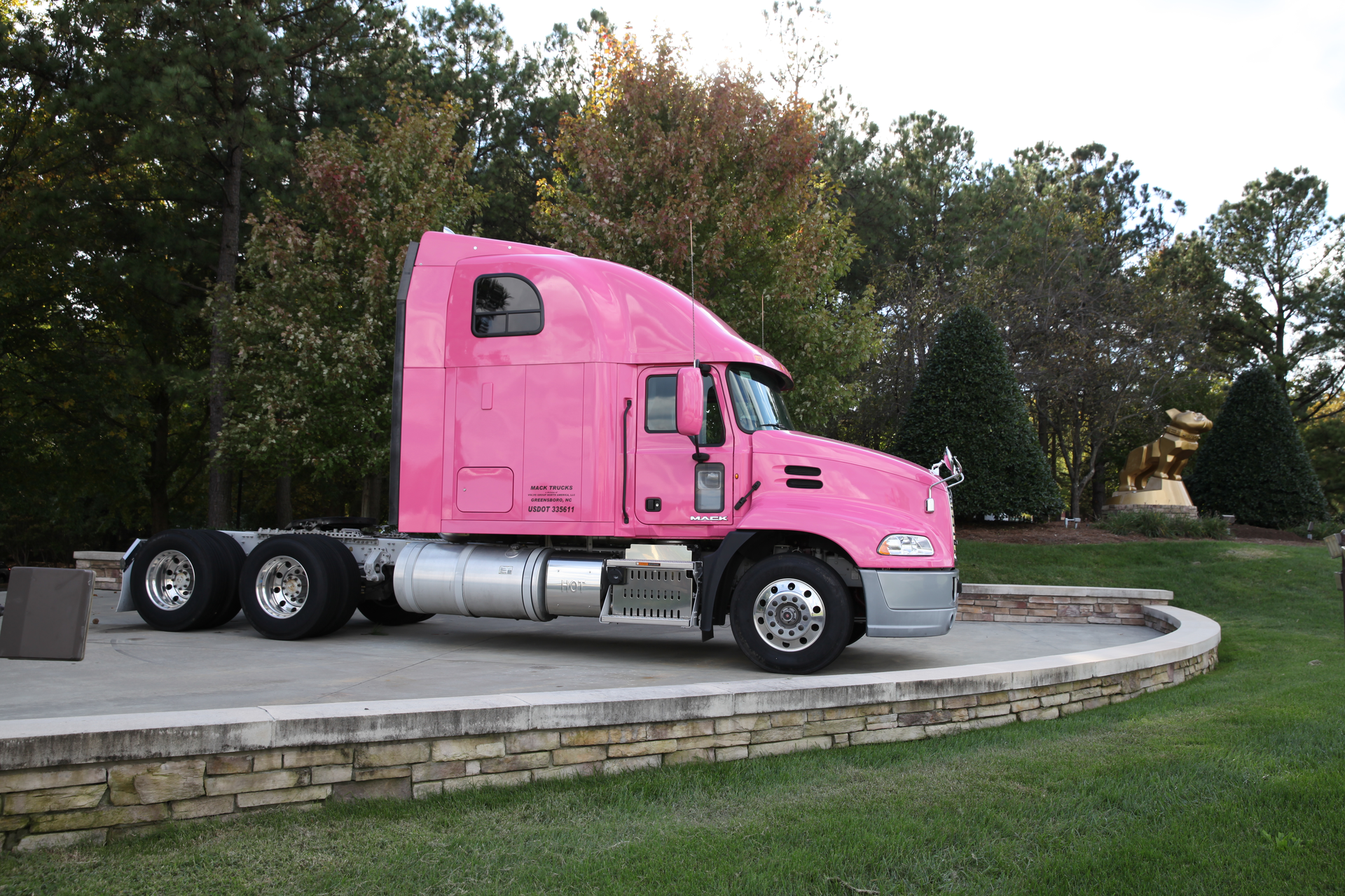 Trucks turn pink for breast cancer awareness | FleetOwner