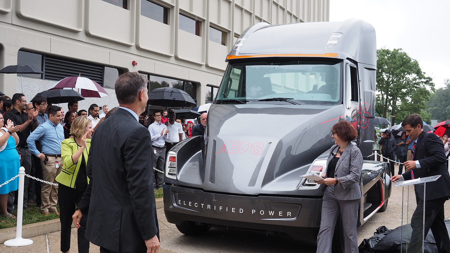 Closer look: An electric-power truck from a global diesel leader ...