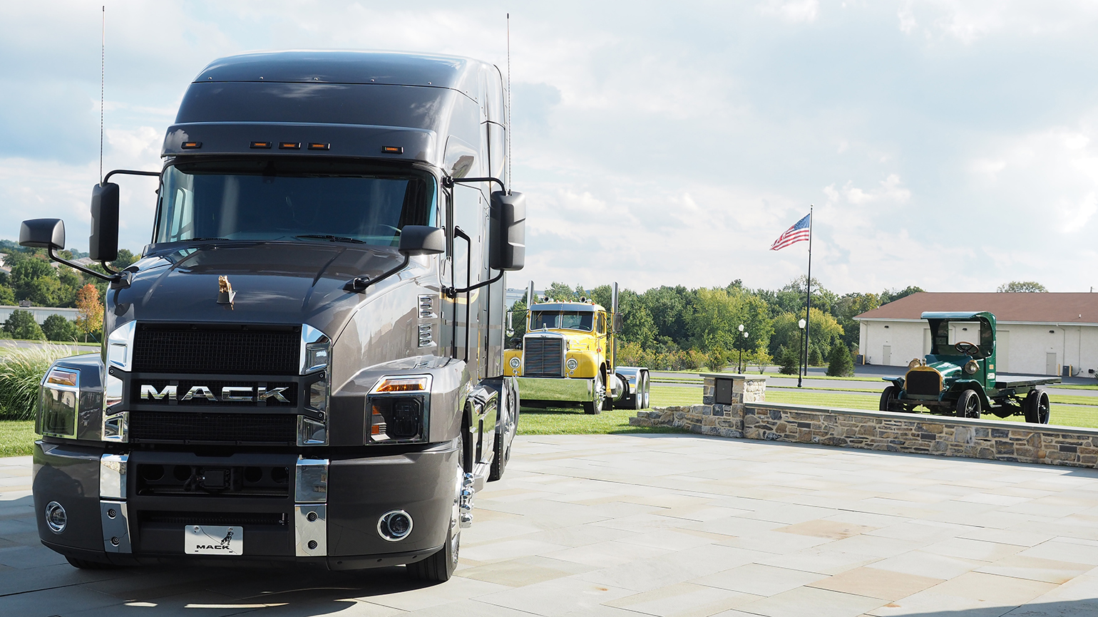 Mack Anthem: First drive and a look inside the cab | FleetOwner