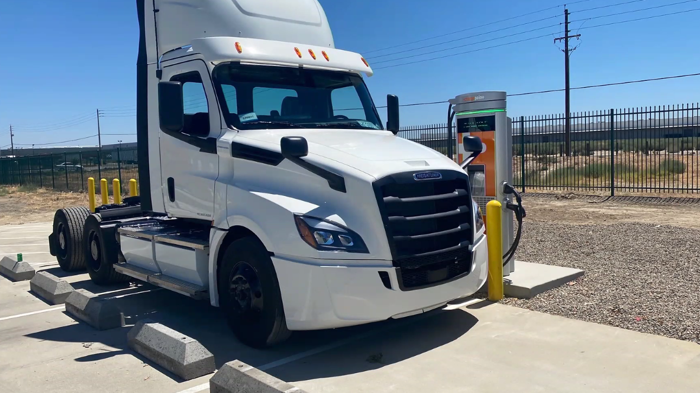 DTNA continues to build electric truck momentum | FleetOwner
