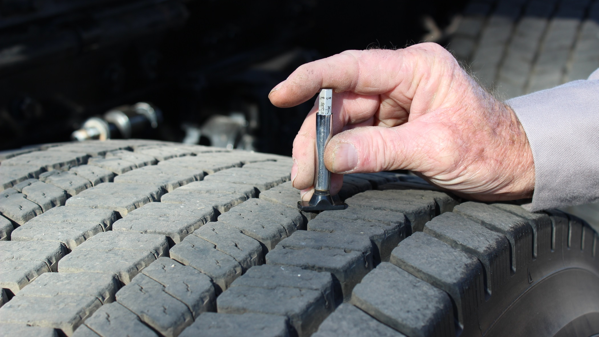 Truck Tire Checker 1,600+ Checking Truck Tires Stock Photos, Pictures