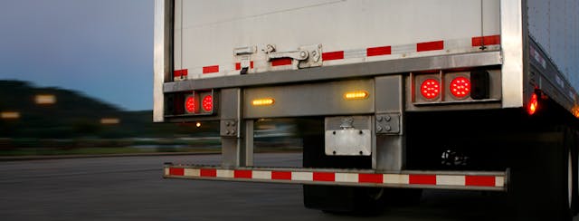 Pulsating brake lamps and their impact on fleet equipment | FleetOwner